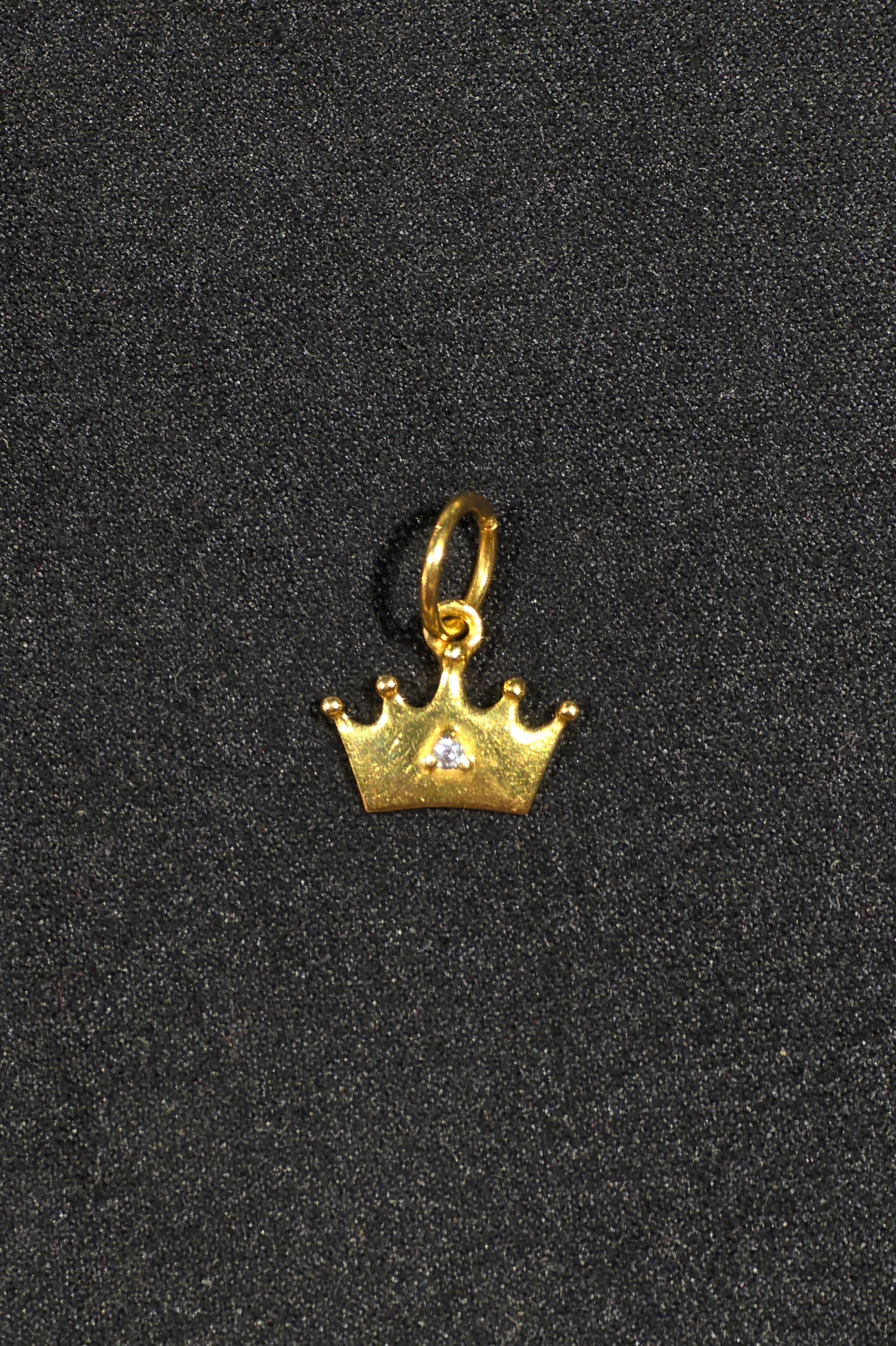 22KT Gold Crown Pendant – Harman Sehjra Jewellery